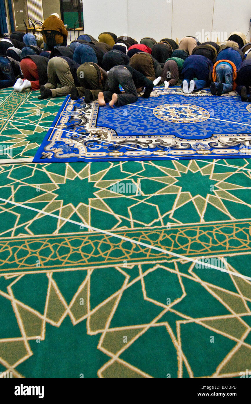 The afternoon prayer. Al-Rahmàn Mosque, Segrate, Italy Stock Photo - Alamy