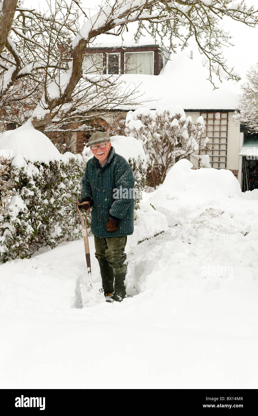 Old man shoveling snow hi-res stock photography and images - Alamy