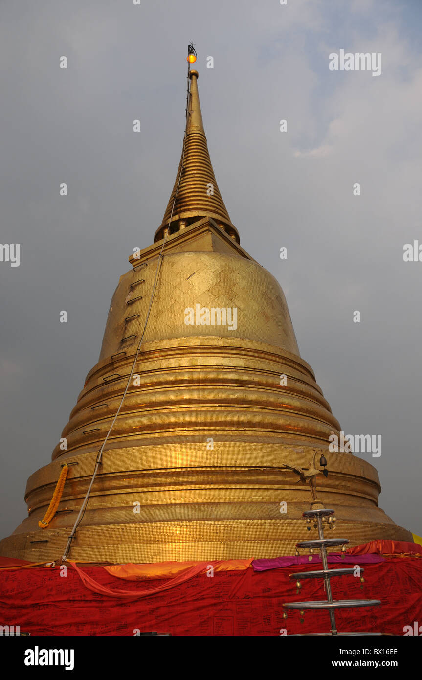 Chedi of the golden Mount Temple Stock Photo - Alamy