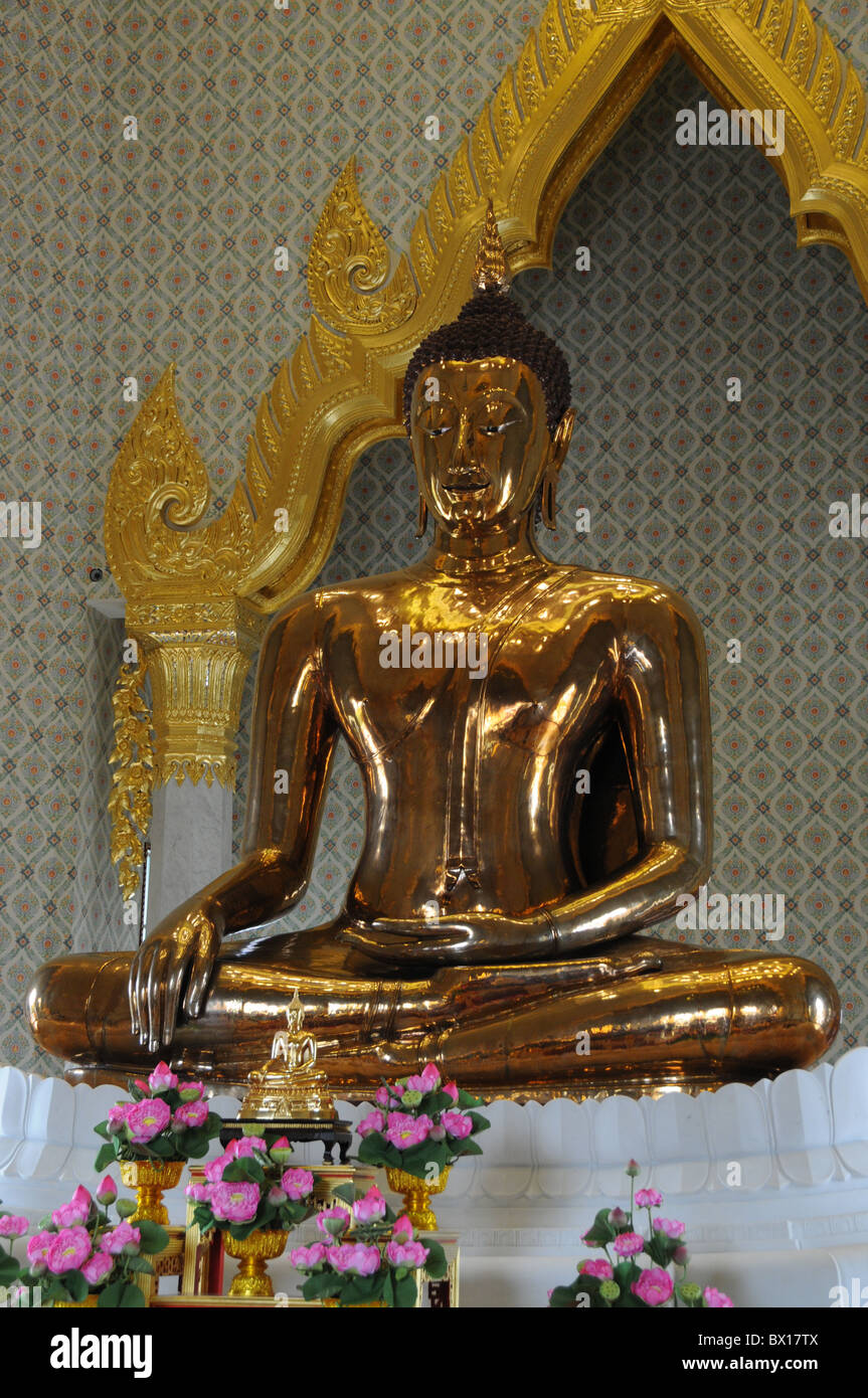 Golden buddha tempel bangkok hi-res stock photography and images - Alamy