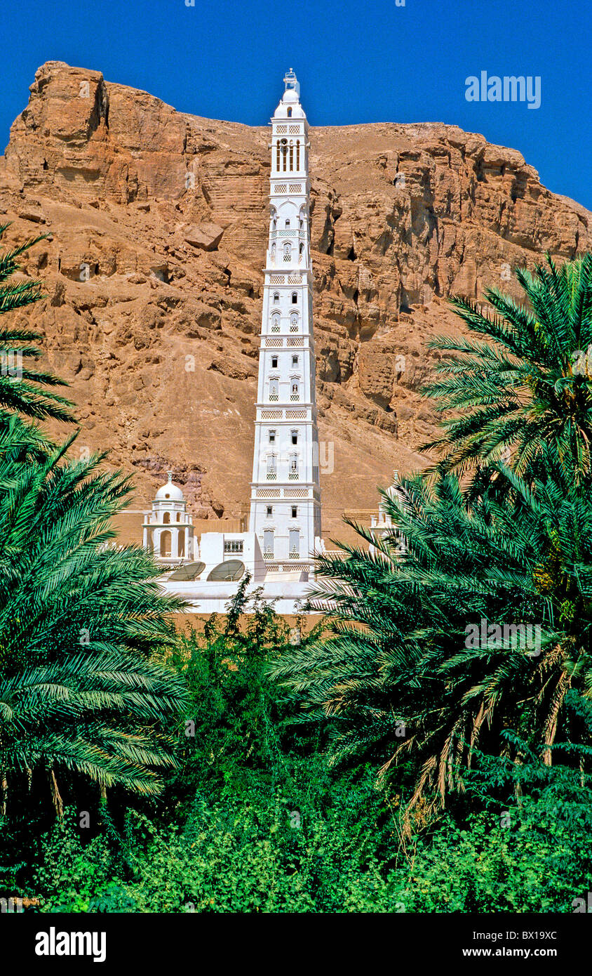 Tarim mosque Al Muhdar Wadi Hadhramaut Yemen Arabia Orient city palm ...