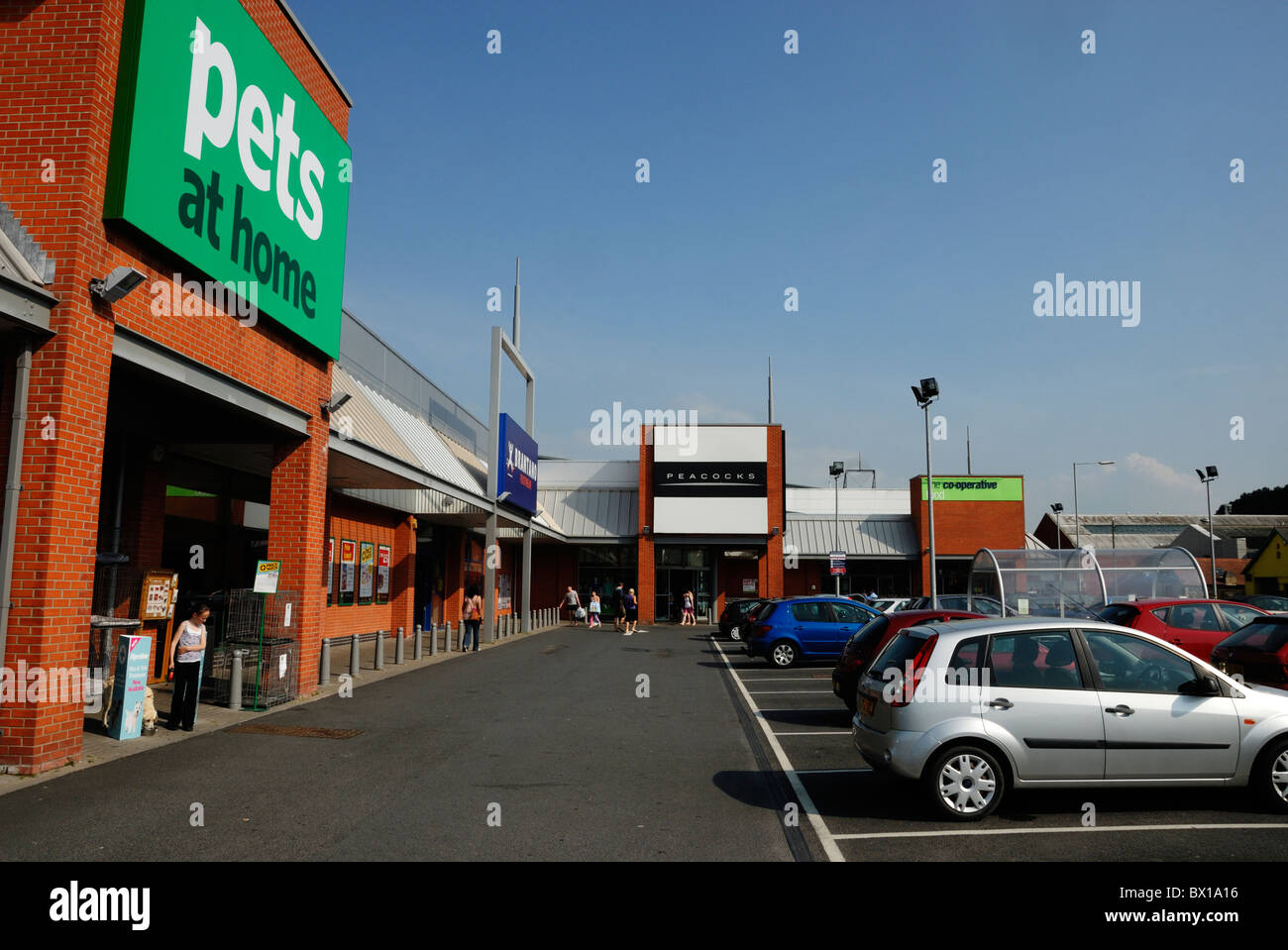 Shops car park retail hi-res stock photography and images - Alamy