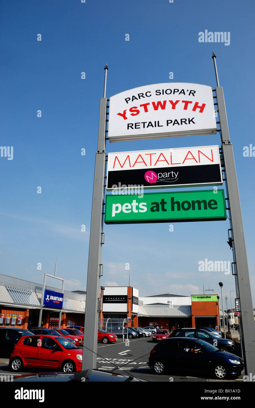 Retail park signs hi-res stock photography and images - Alamy