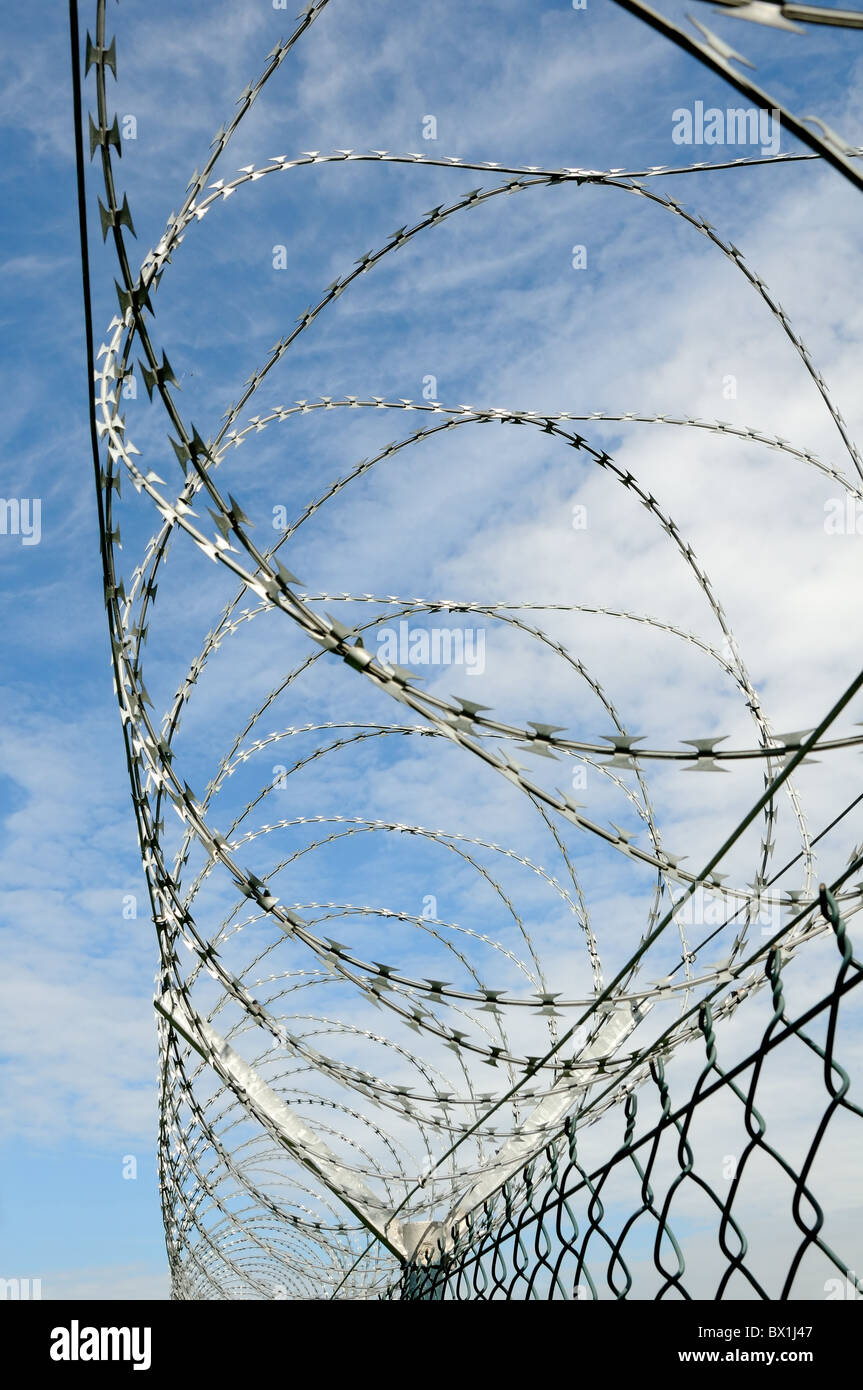 Barbed wire circle hi-res stock photography and images - Alamy