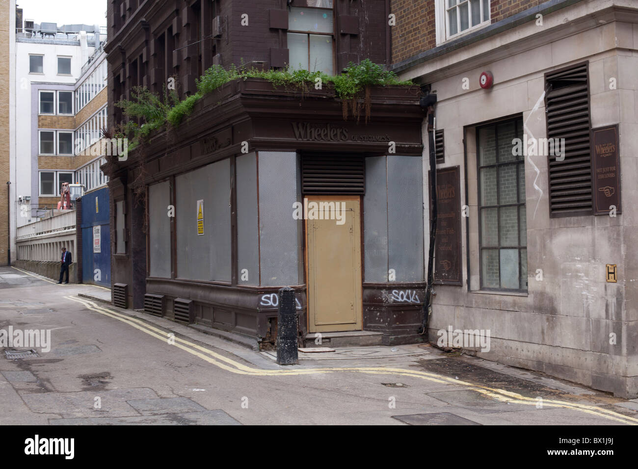 Boarded up shop restaurant St James Piccadilly Stock Photo - Alamy