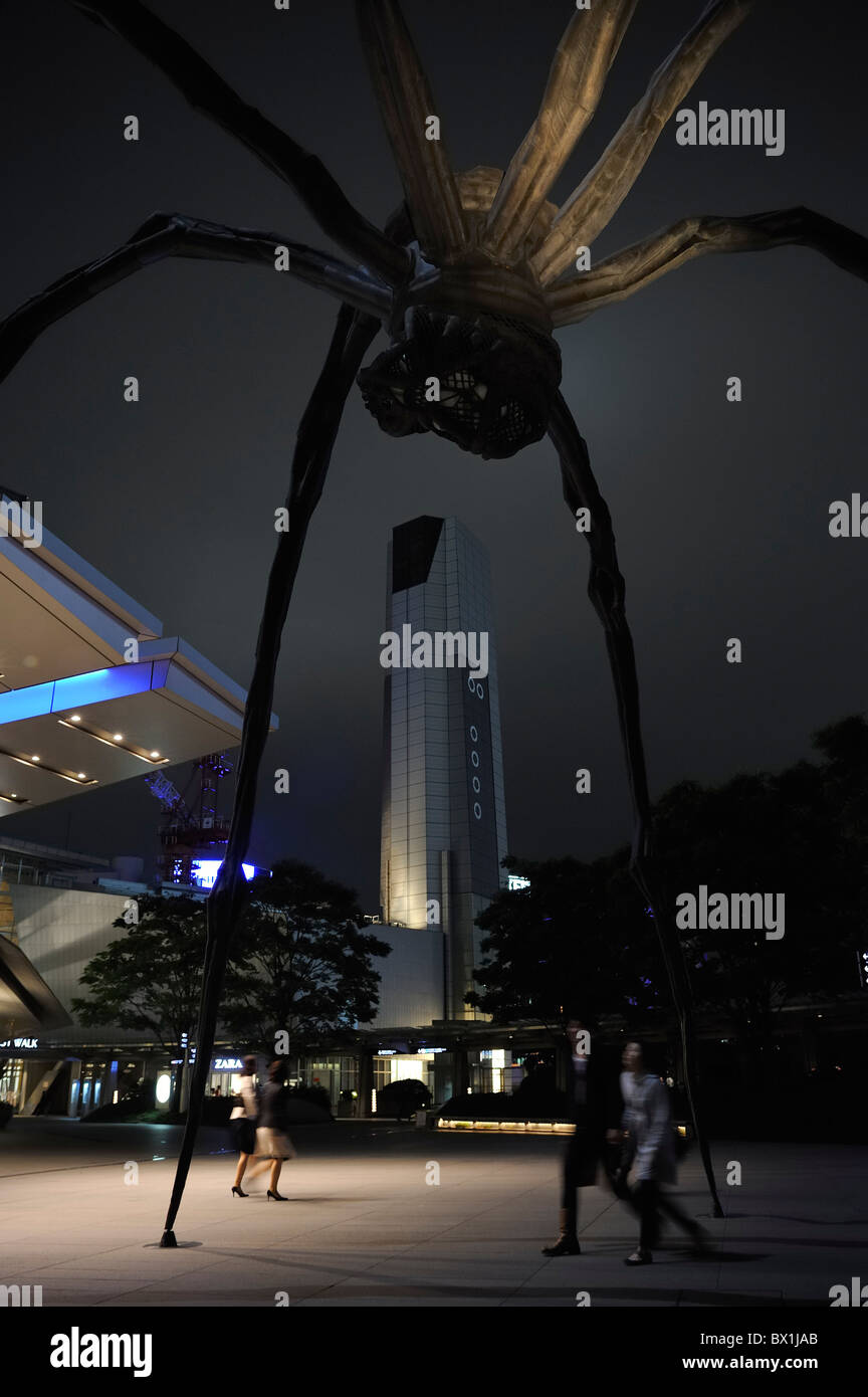 Louise Bougeois "Maman" spider sculpture at night, Roppongi Hills ...
