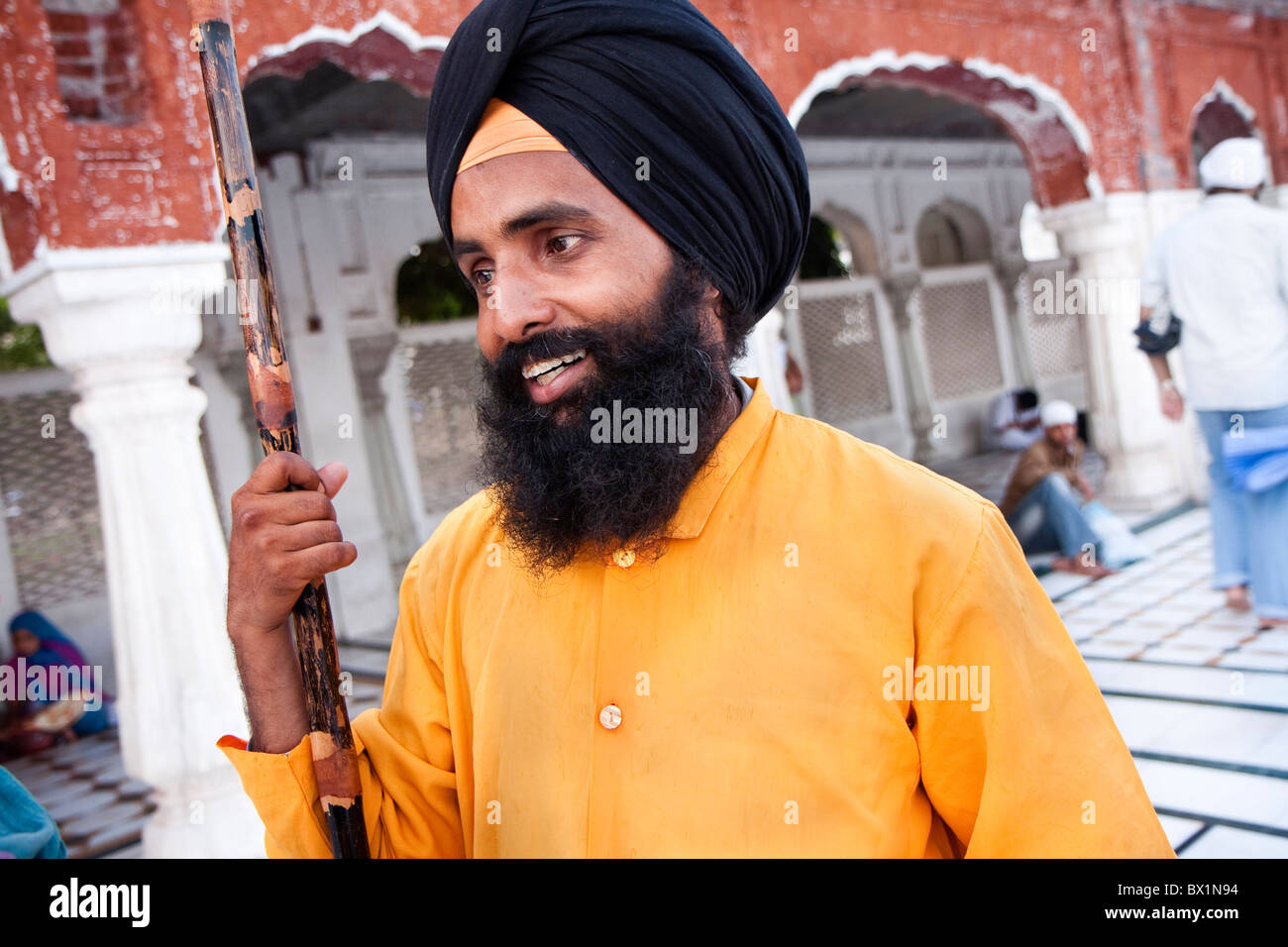 Sikh guard golden temple amritsar hi-res stock photography and images ...