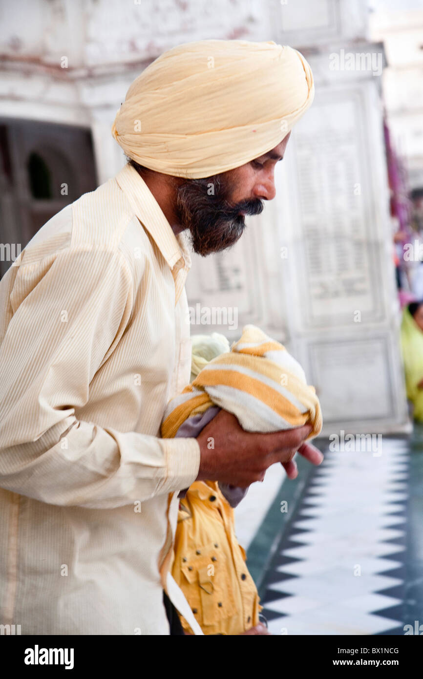 a Sikh looking down, Golden Temple, Amritsar, Punjab, India Stock Photo ...
