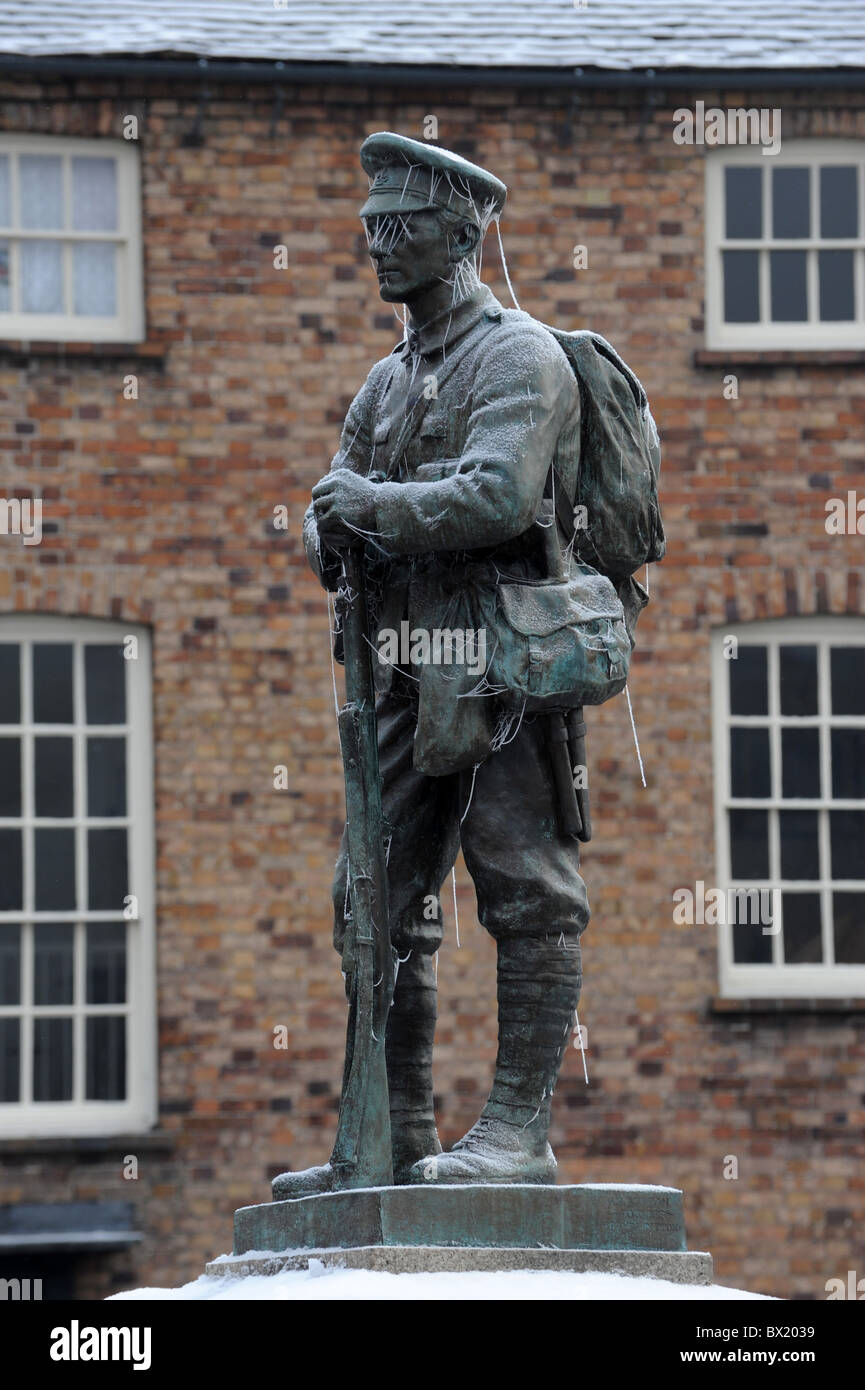 A war memorial statue hi-res stock photography and images - Alamy