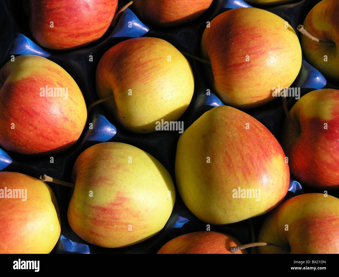 Apple sales hi-res stock photography and images - Alamy