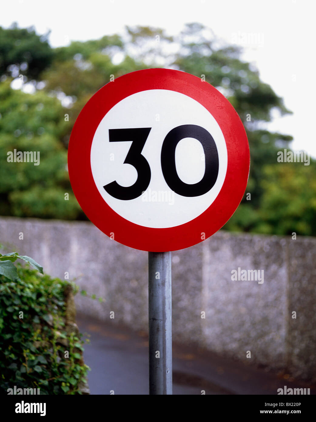 30 Mph Road Sign Stock Photo - Alamy