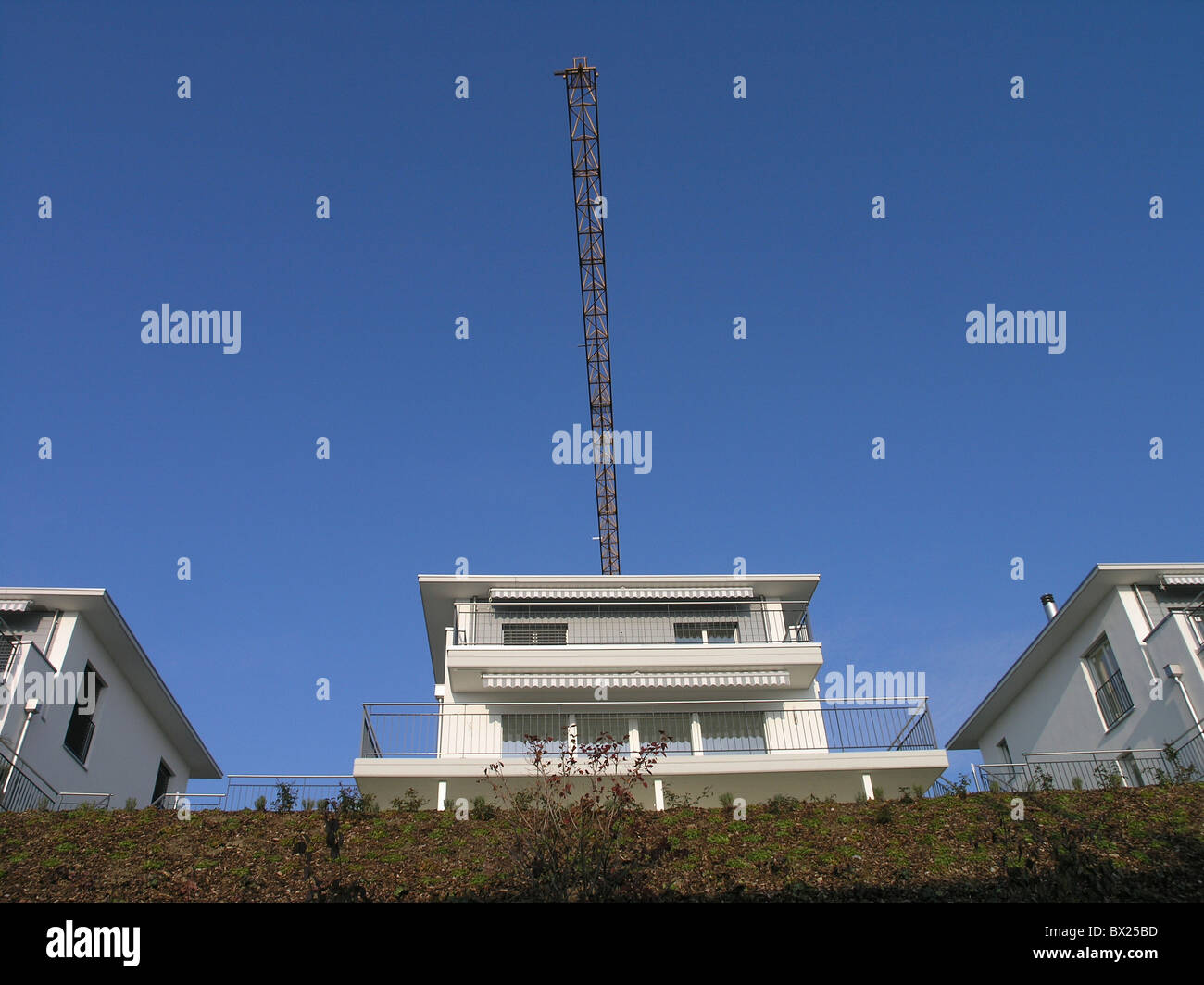 Crane building buildings hi-res stock photography and images - Alamy