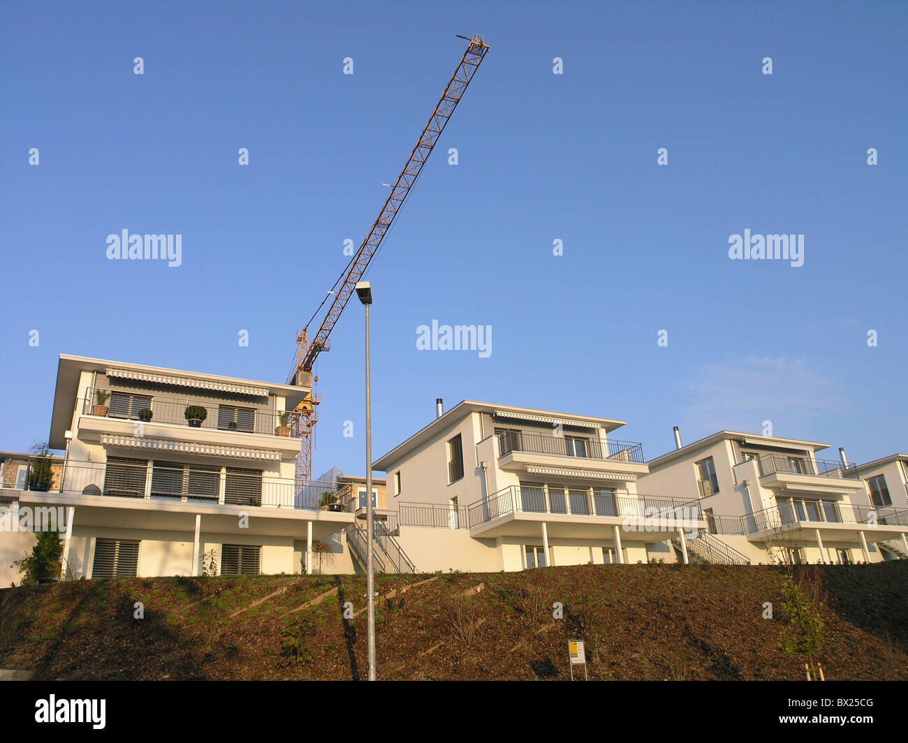 Crane building buildings hi-res stock photography and images - Alamy