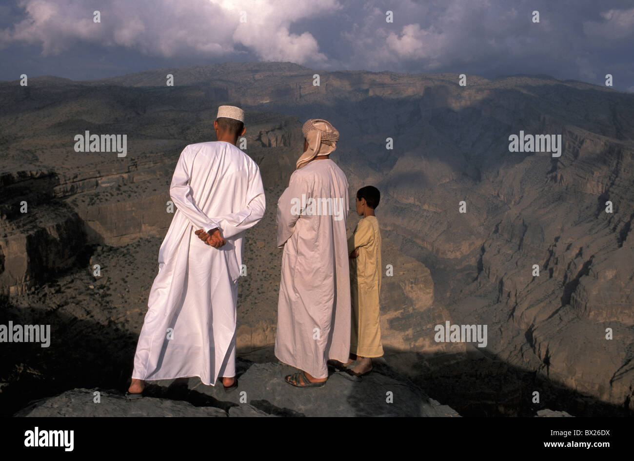 Jebel Shams Grand canyon of Oman group locals gulch scenery Oman ...