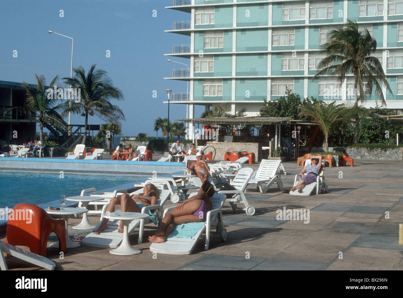 CUBA. TOURISTS AT THE POOL OF THE HOTEL RIVIERA IN HAVANA Stock Photo ...