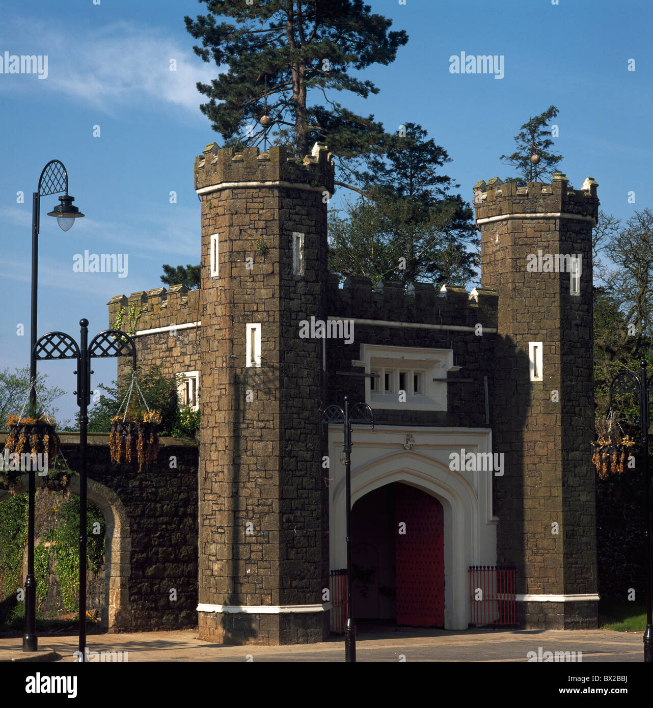 Castles gates hi-res stock photography and images - Alamy