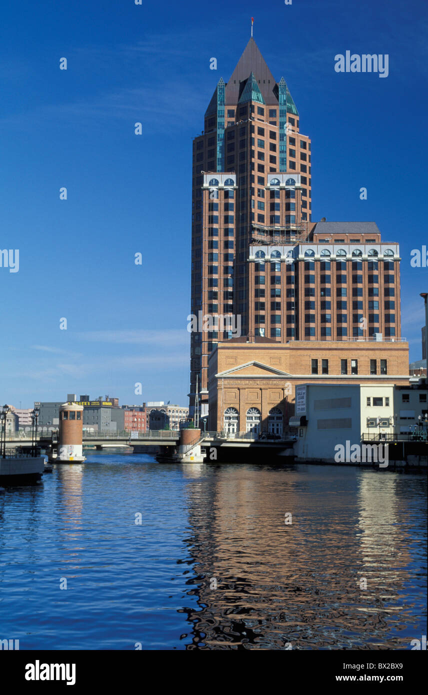 Milwaukee town city shore highrise towerblock multistory high-rise ...