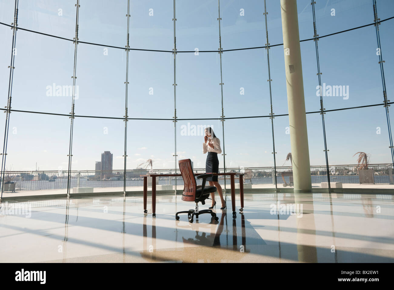 Large modern office with people hi-res stock photography and images - Alamy