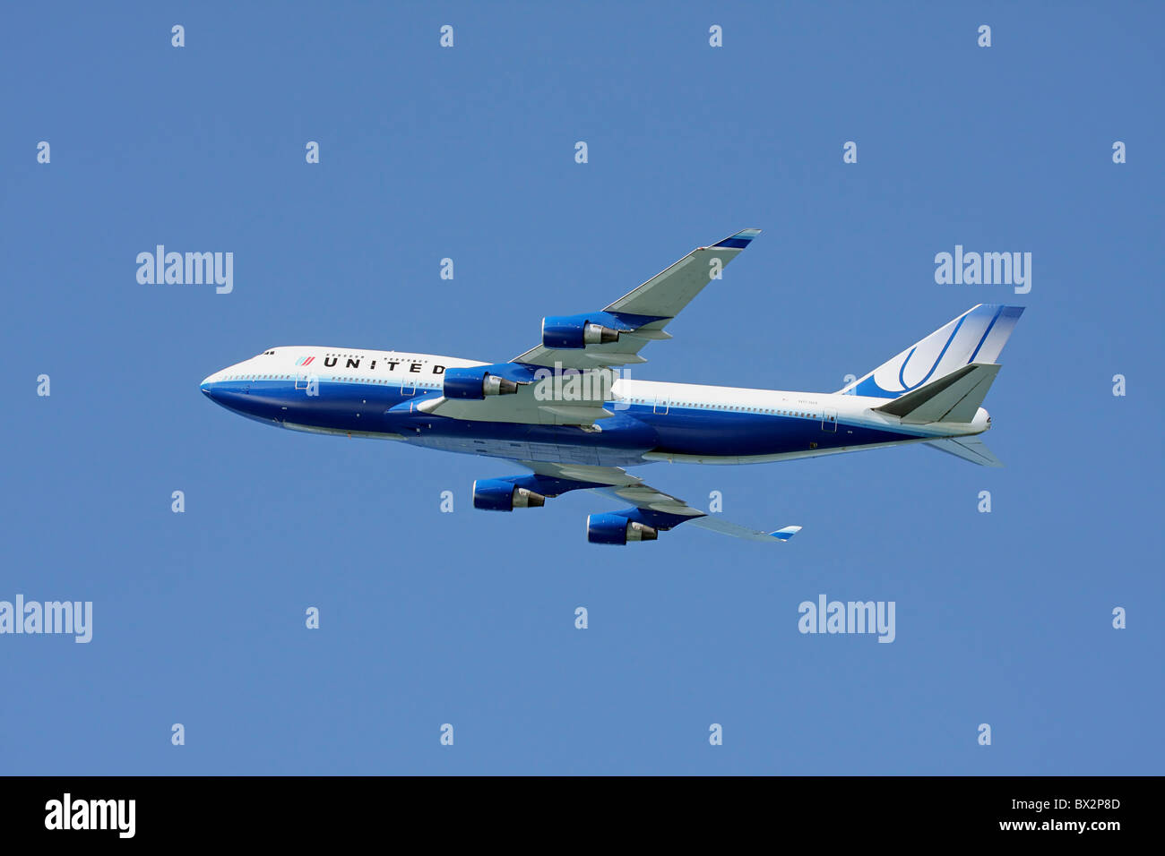 Jumbo jet flying hi-res stock photography and images - Alamy