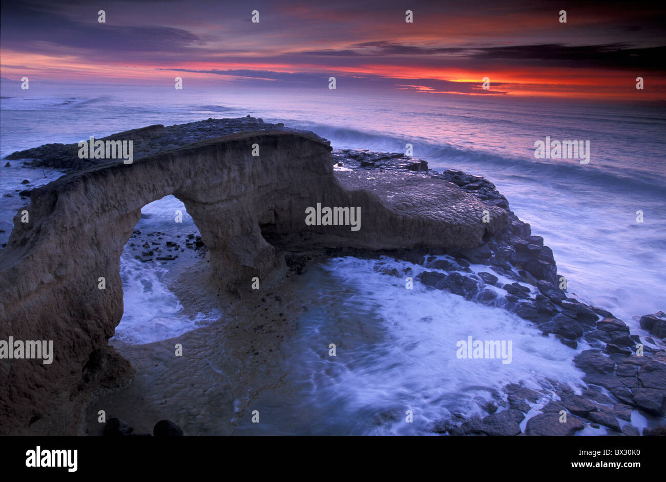 Dashing rocks hi-res stock photography and images - Alamy