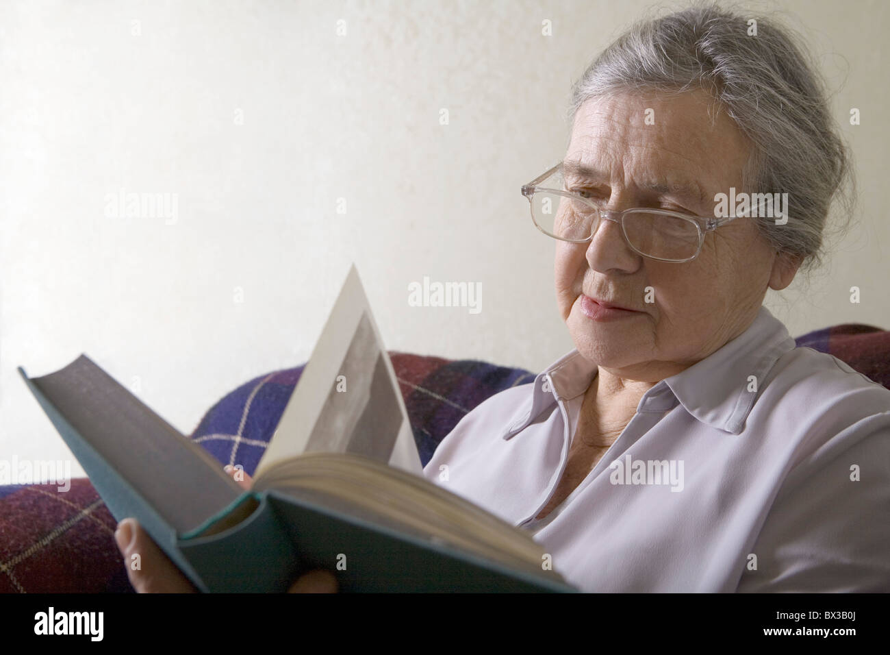 portrait of old woman reading book Stock Photo - Alamy