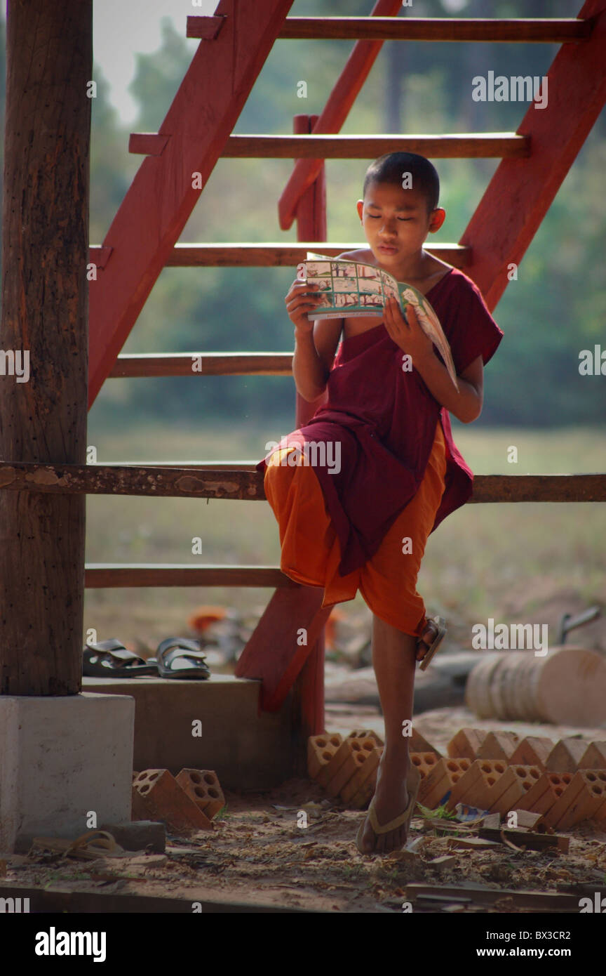 Tibetan monk reading book hi-res stock photography and images - Alamy