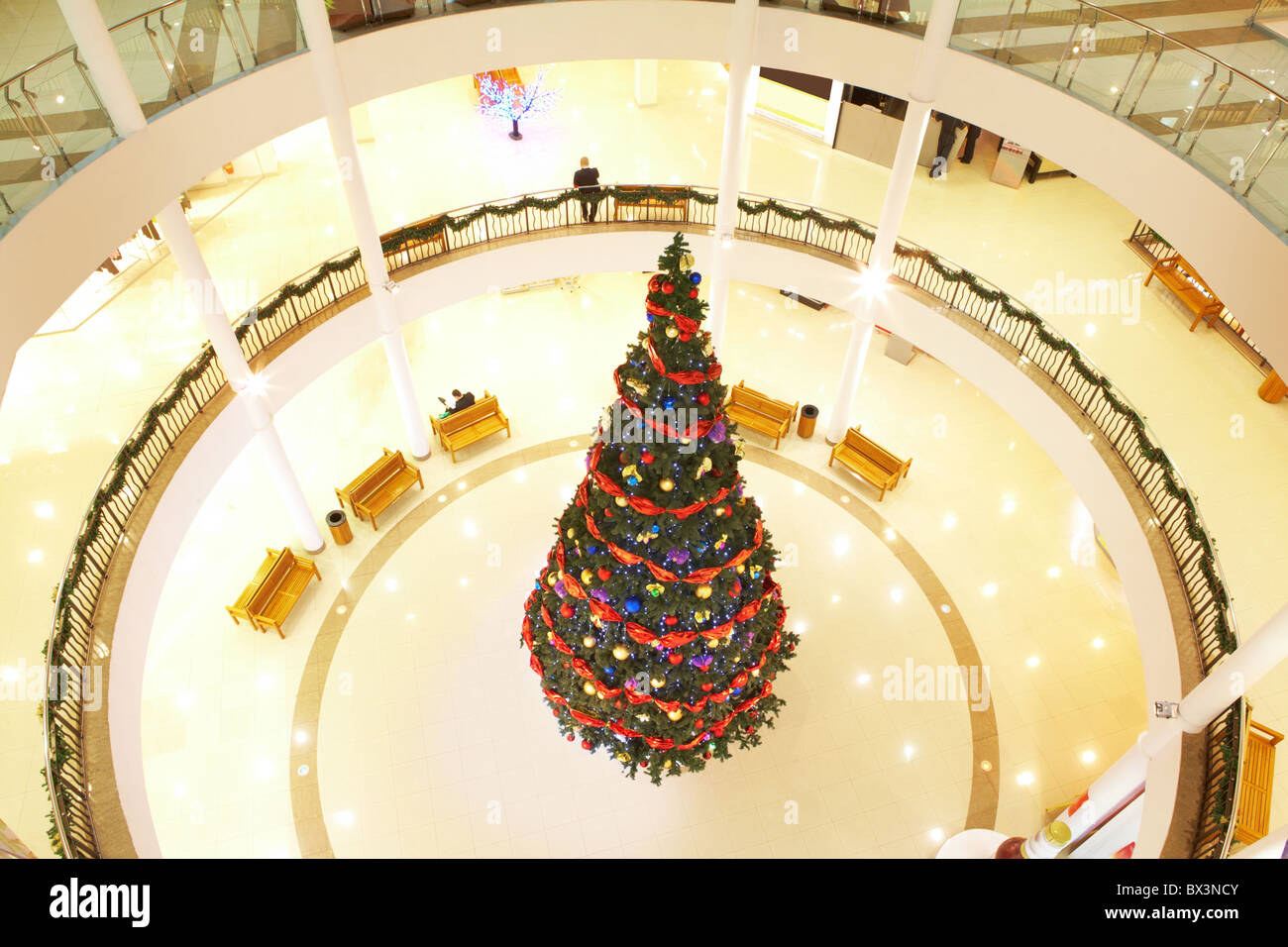 Image of decorated Christmas tree on the first floor of the mall Stock ...