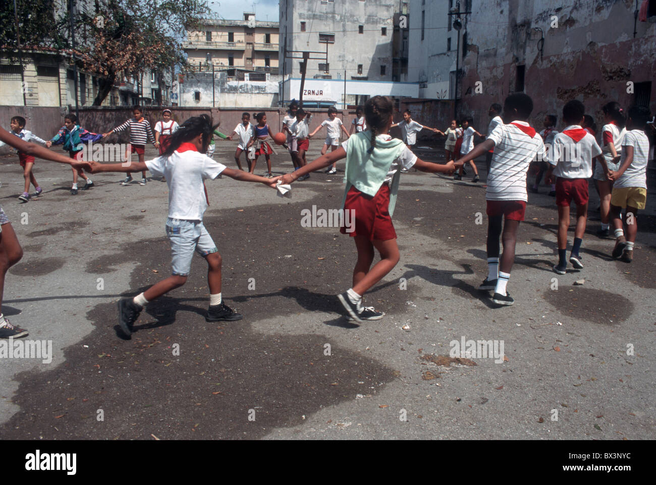 CUBA. SCHOOL CHILDREN PLAYING IN THE STREETS OF HAVANA Stock Photo - Alamy