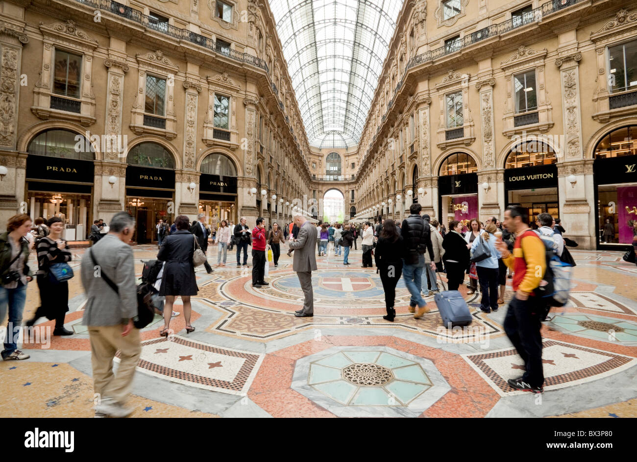 crowded interior of Galleria Vittorio Emanuele II Stock Photo - Alamy
