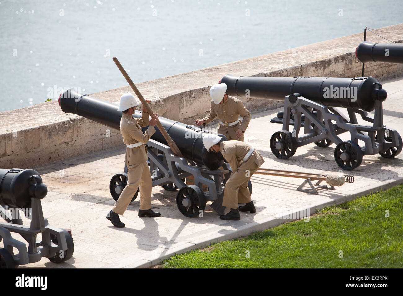 Gun saluting battery hi-res stock photography and images - Alamy