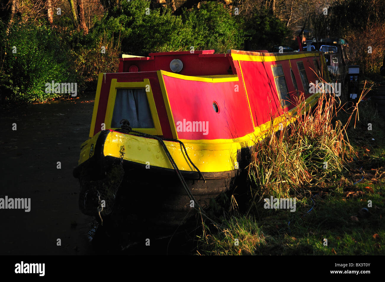 Red narrow boat hi-res stock photography and images - Alamy