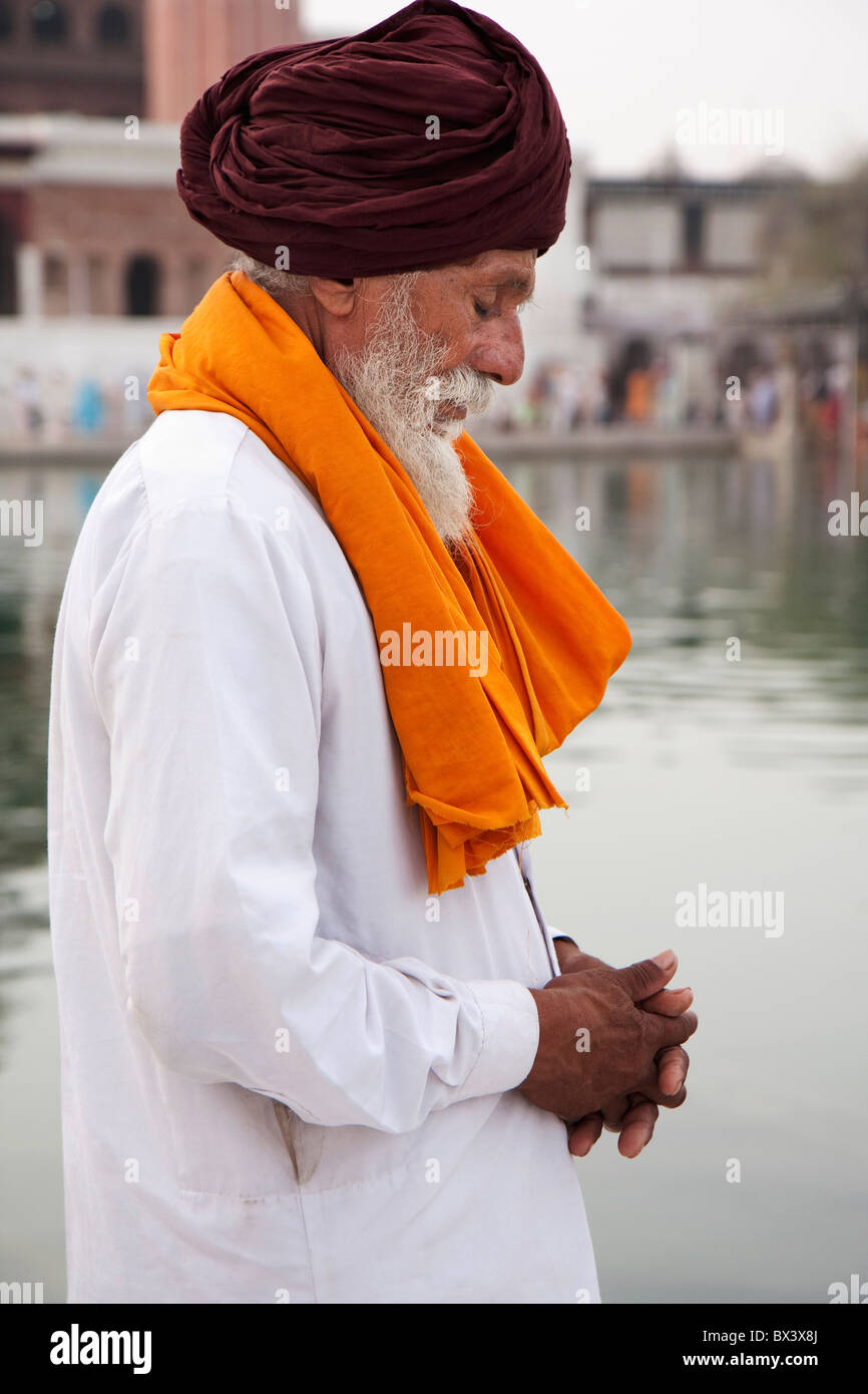 an old Sikh praying at the Golden Temple, Amritsar, Punjab, India Stock ...