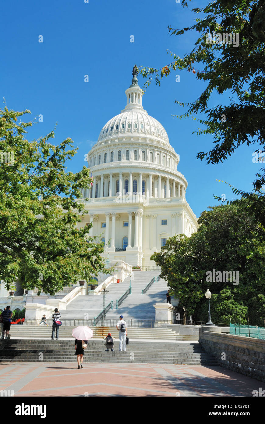 Tourists in Washington DC near Capitol Building Stock Photo - Alamy