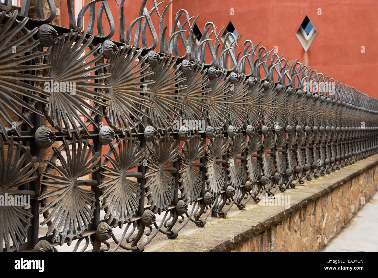 Iron park fence hi-res stock photography and images - Alamy