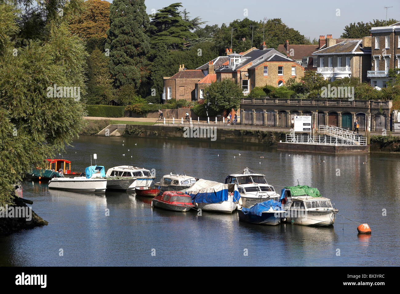 Boats on the thames hi-res stock photography and images - Alamy