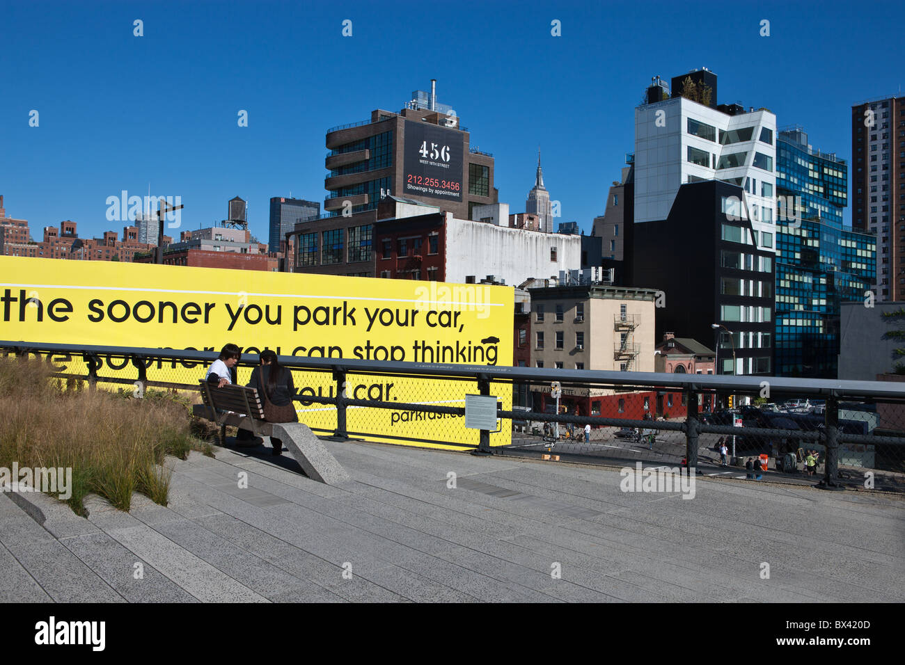 U.S.A., New York, Manhattan, people on the the High Line Stock Photo ...
