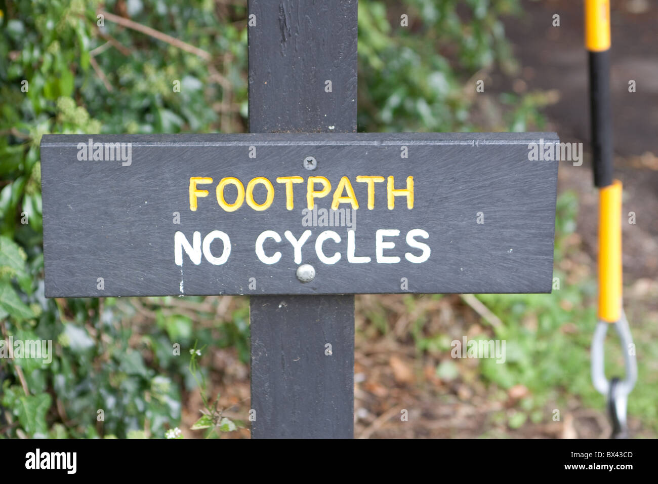 Footpath - No Cycles sign Stock Photo - Alamy