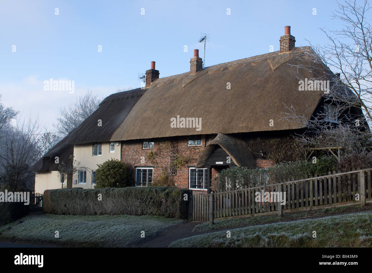 Row of thatched cottages in Ellesborough nr Wendover, Buckinghamshire ...