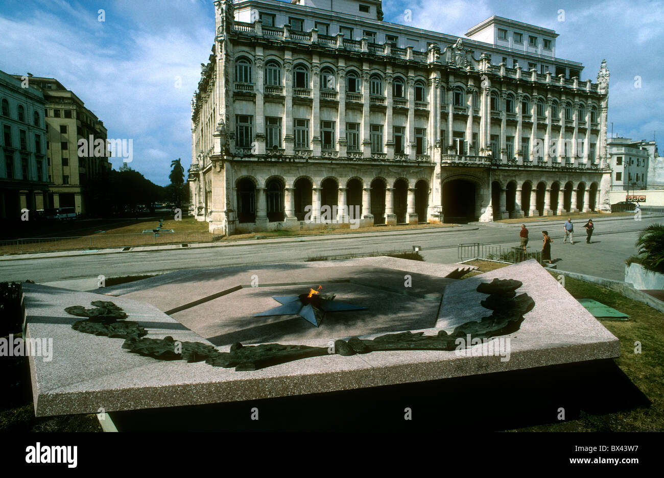 The Eternal Flame burning to commemorate Cuban heroes with the Havana ...