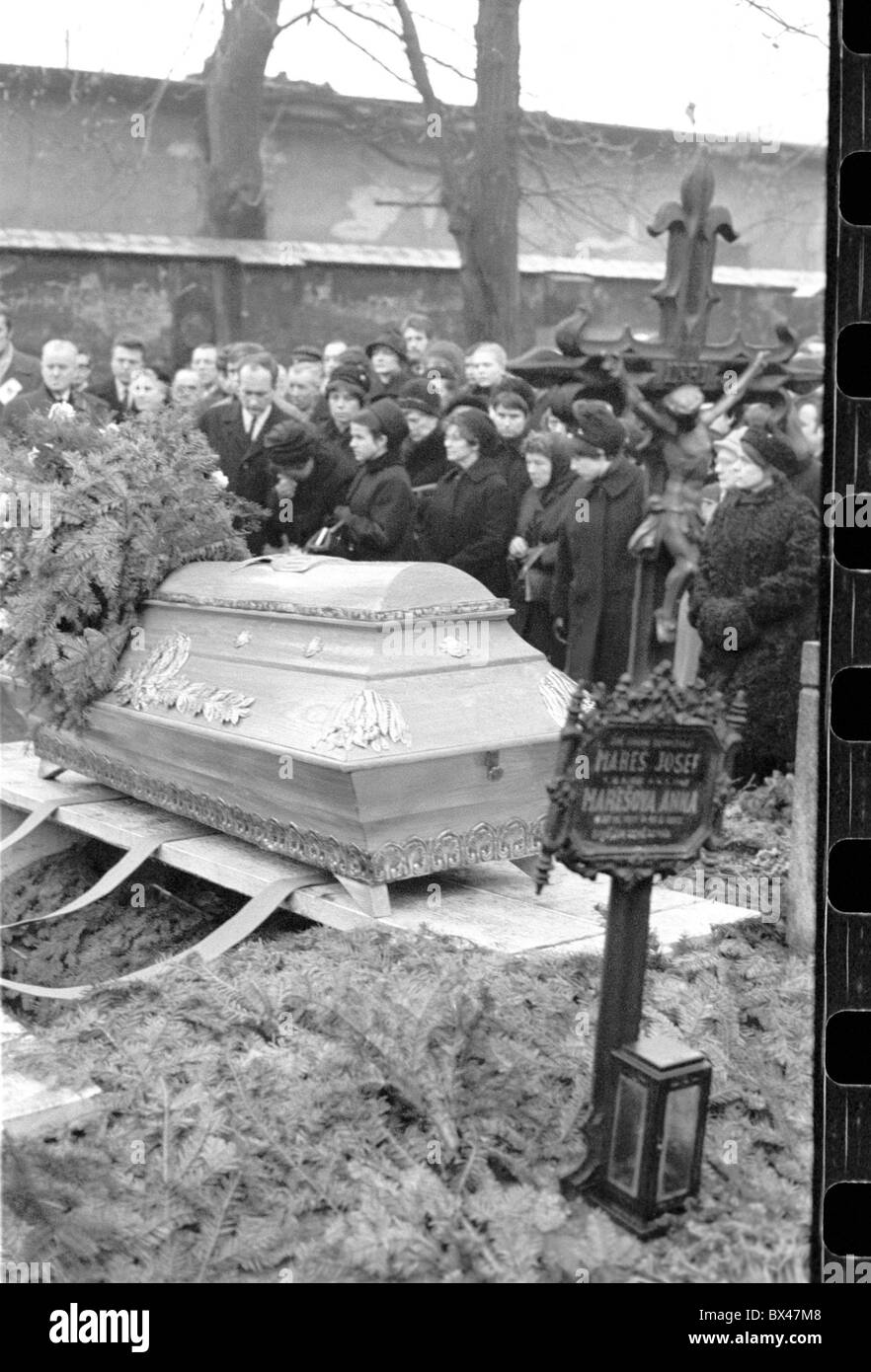 Jan Palach, funeral, coffin, cemetery, relatives Stock Photo - Alamy
