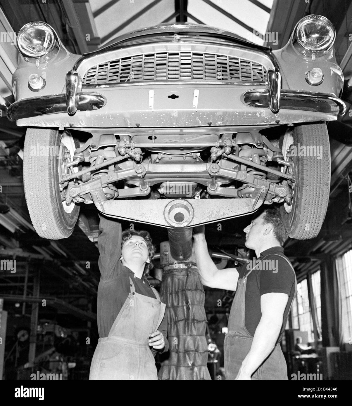 Assembly line workers cars hi-res stock photography and images - Alamy