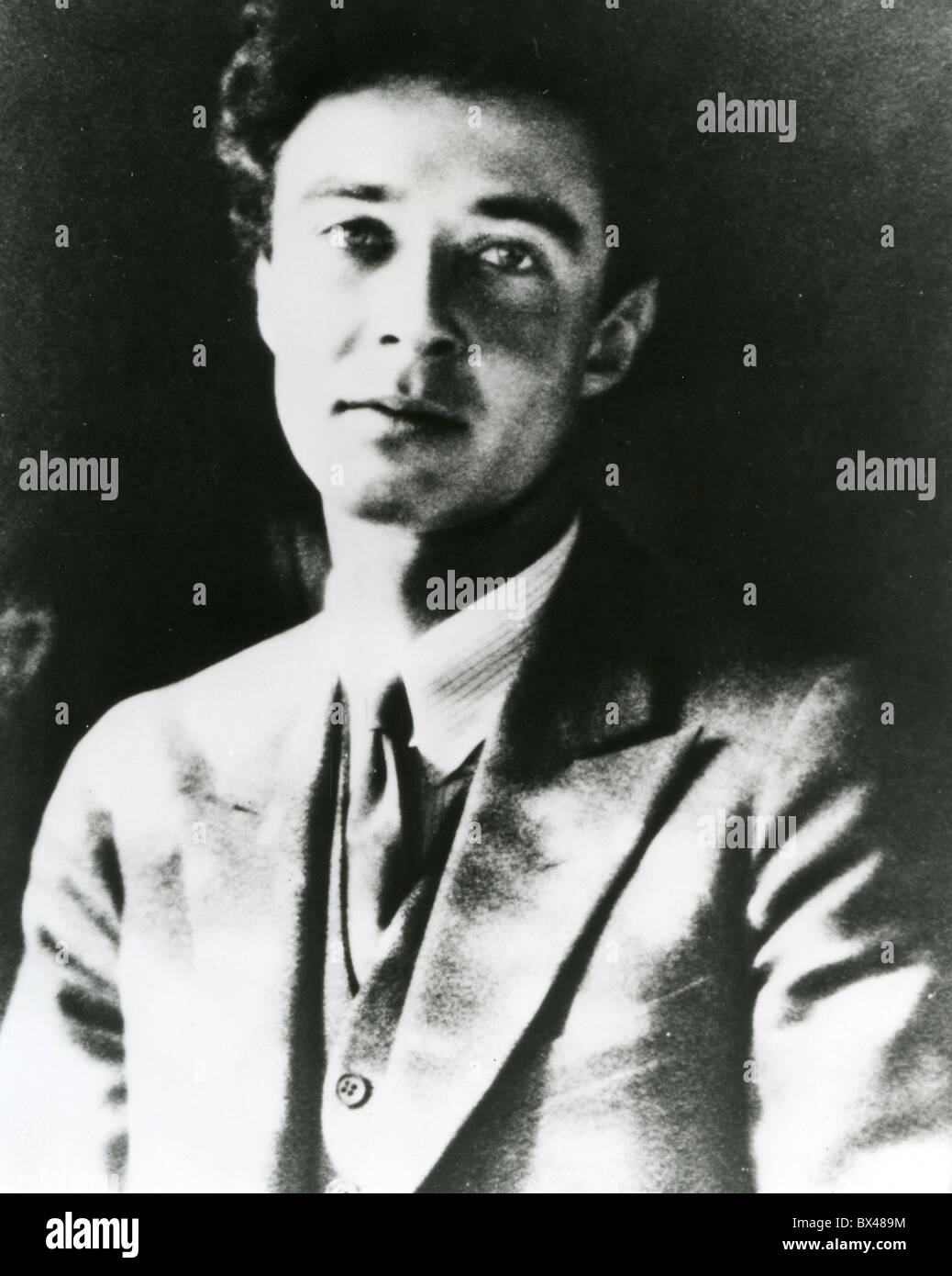 ROBERT OPPENHEIMER (1904-1967) American theoretical physicist who ...