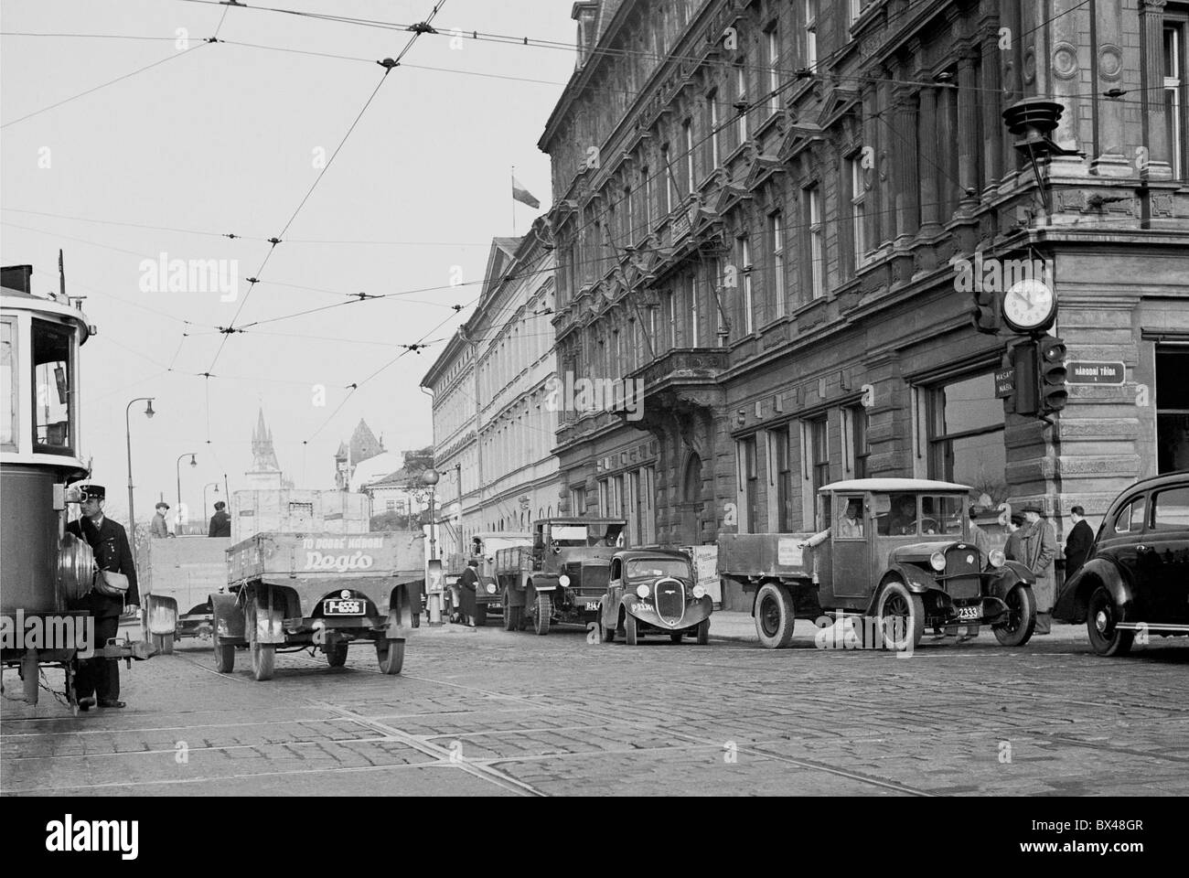 Driving on the left side of the road hi-res stock photography and ...