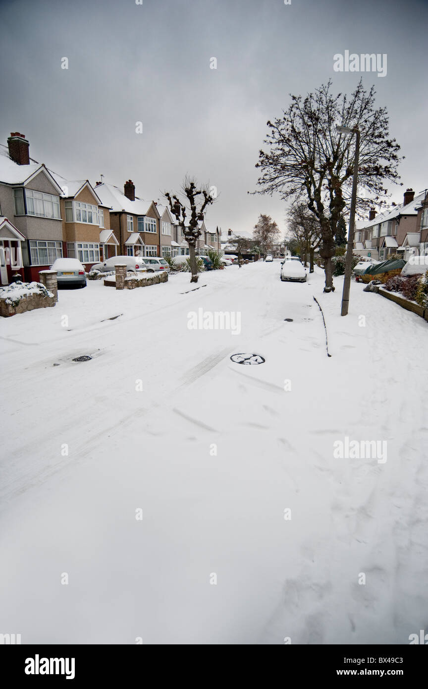 Snowfall in the London suburbs, 2 December 2010 Stock Photo - Alamy