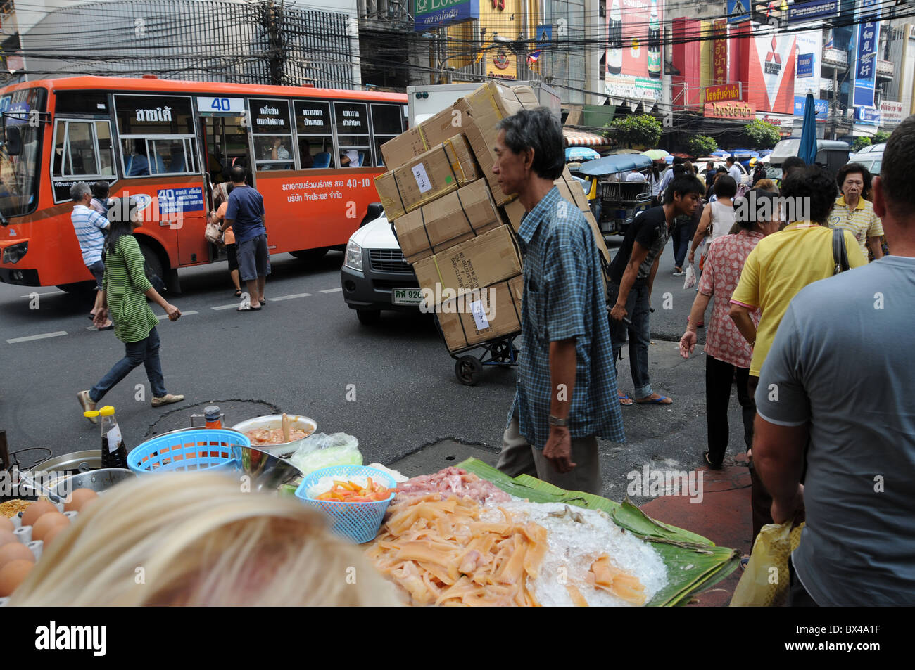 Wilder Road in Bangkok´s Chinatown Stock Photo - Alamy
