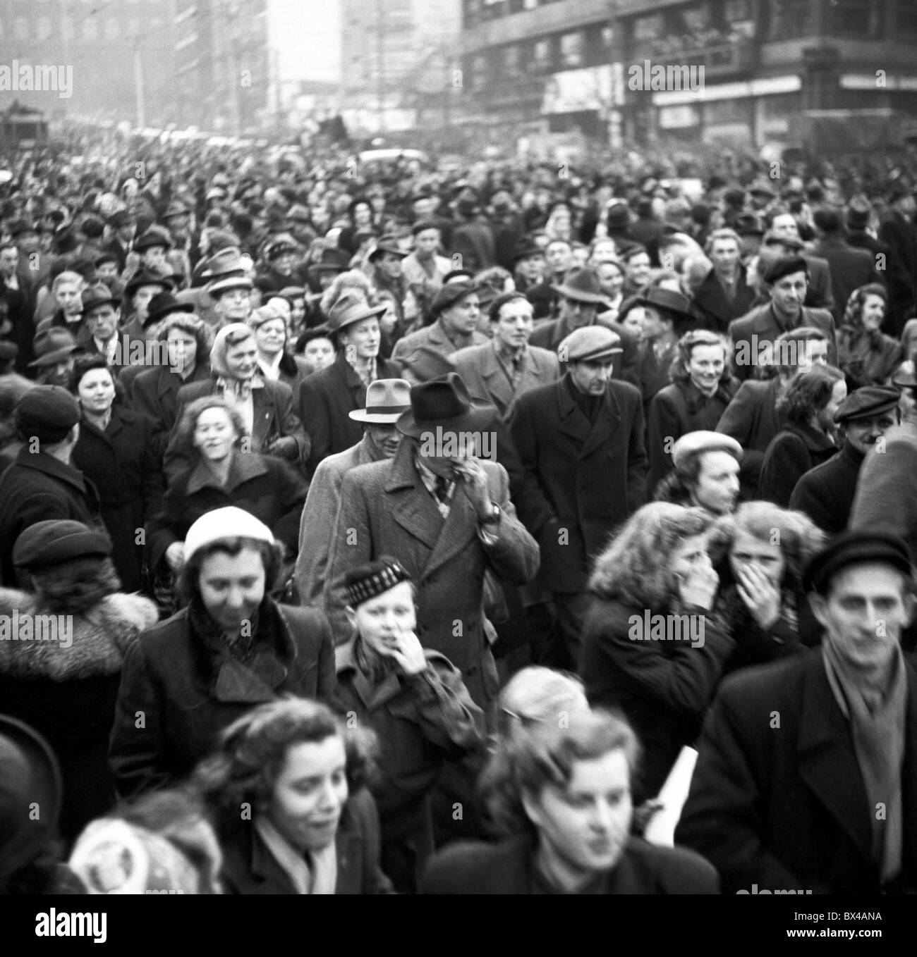 Fans at game vintage hi-res stock photography and images - Alamy