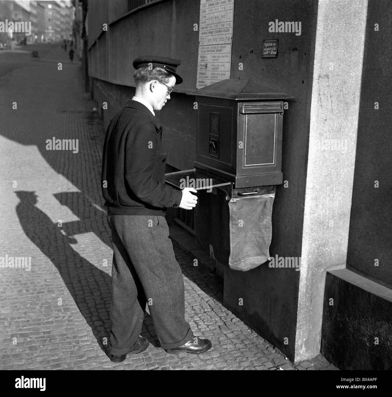 Vintage mailman hi-res stock photography and images - Alamy