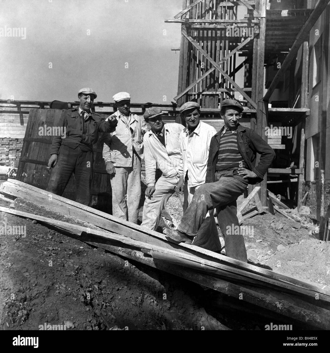 Vintage construction workers hi-res stock photography and images - Alamy