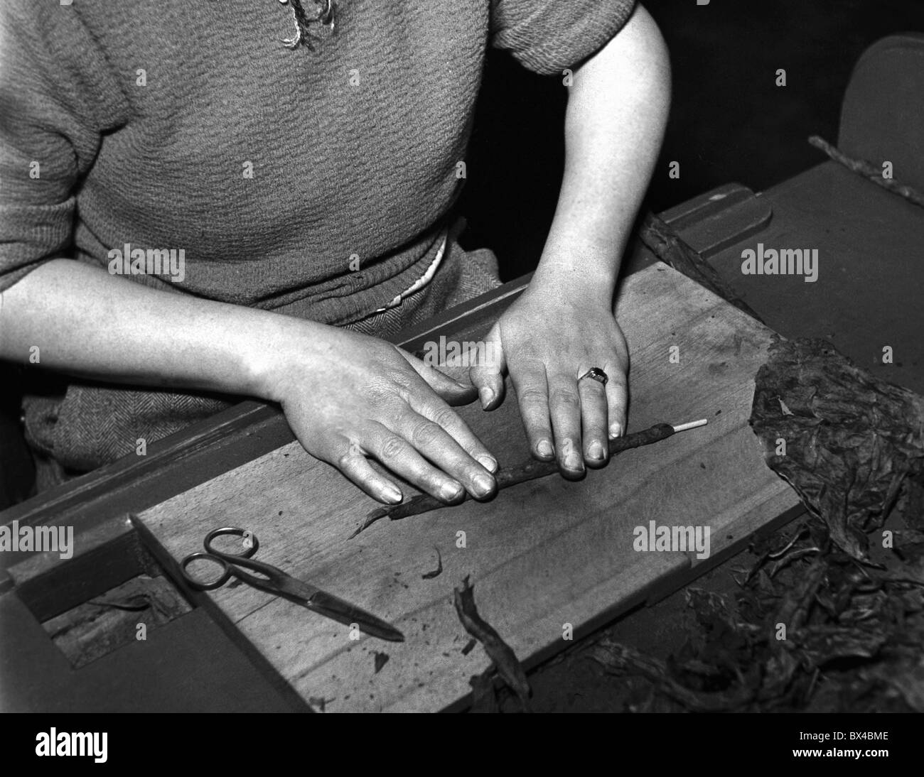 Woman rolls tobacco hi-res stock photography and images - Alamy