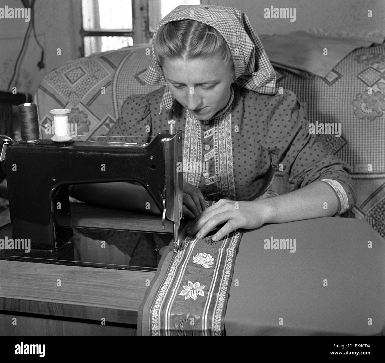 How is sewing machine works hi-res stock photography and images - Alamy